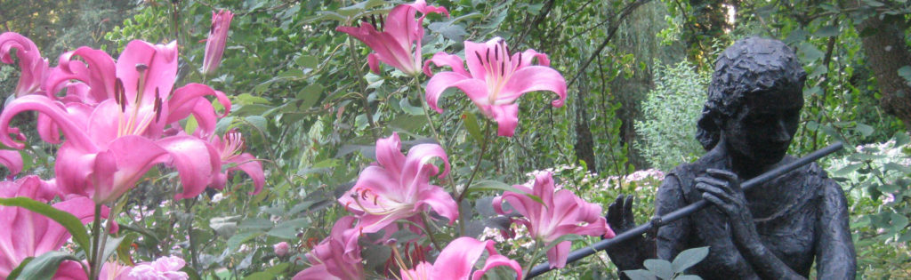 PASHLEY-MANOR-GARDENS-lilies-and-Mary-Cox-sculpture-by-Kate-Wilson ...